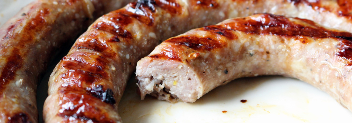 Braadworst op de bbq, een worst die lang is en erg lekker.