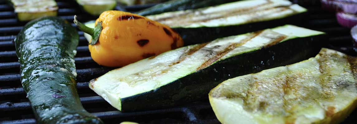 Courgette op de bbq, heerlijk met wat lichte kruiden.