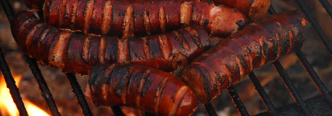 Grillworst op de bbq, een worst die niet voor niets zo genoemd wordt.