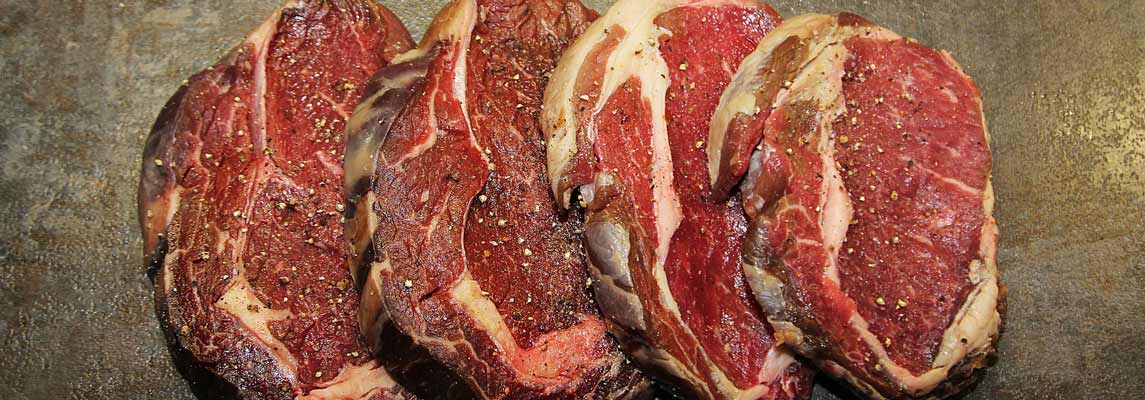 Ribeye op de bbq, een heerlijke dikke steak waarvan je mag genieten.