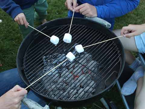 Marshmallows op de bbq, een lekker alternatief en nagerecht.